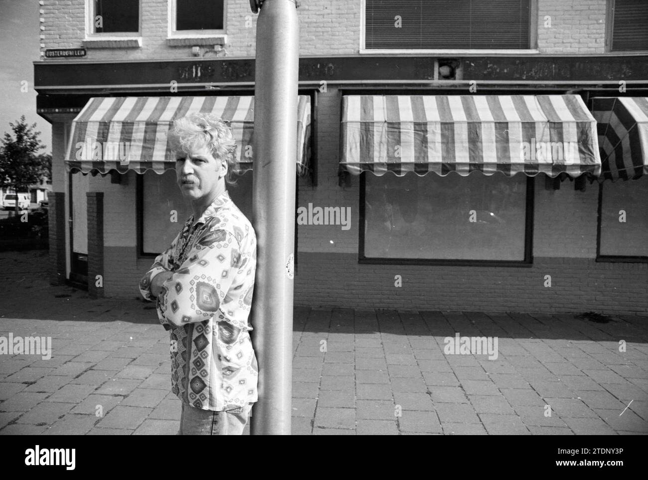Le coiffeur Herman Smit montre un dessin d'un plan de rénovation pour ...