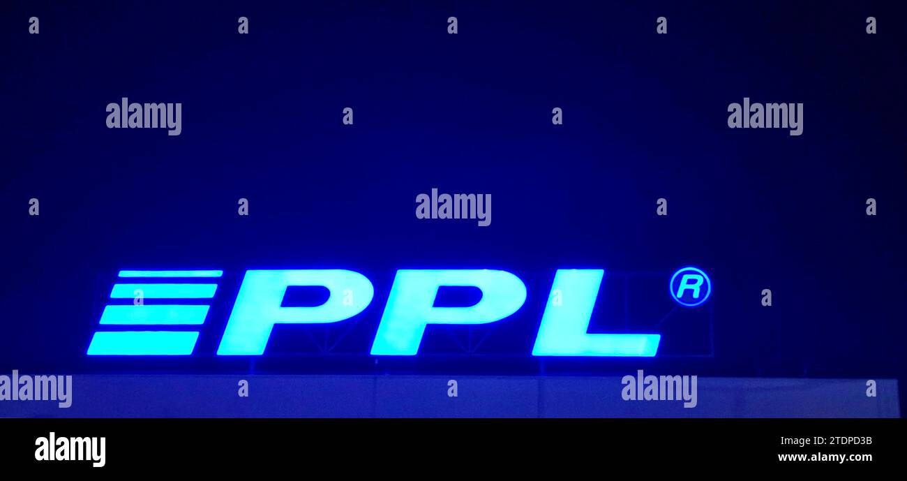 Logo PPL sur le bâtiment du dépôt. PPL CZ est spécialisé dans le ...