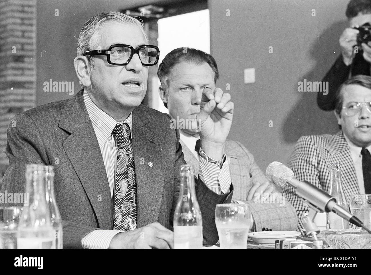 Conférence de presse Ajax-Jaap van. Prague+Rinus Michels, footballeurs ...