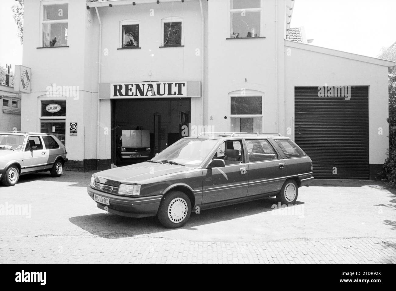 Concessionnaire automobile entreprise de garage renault Banque de ...