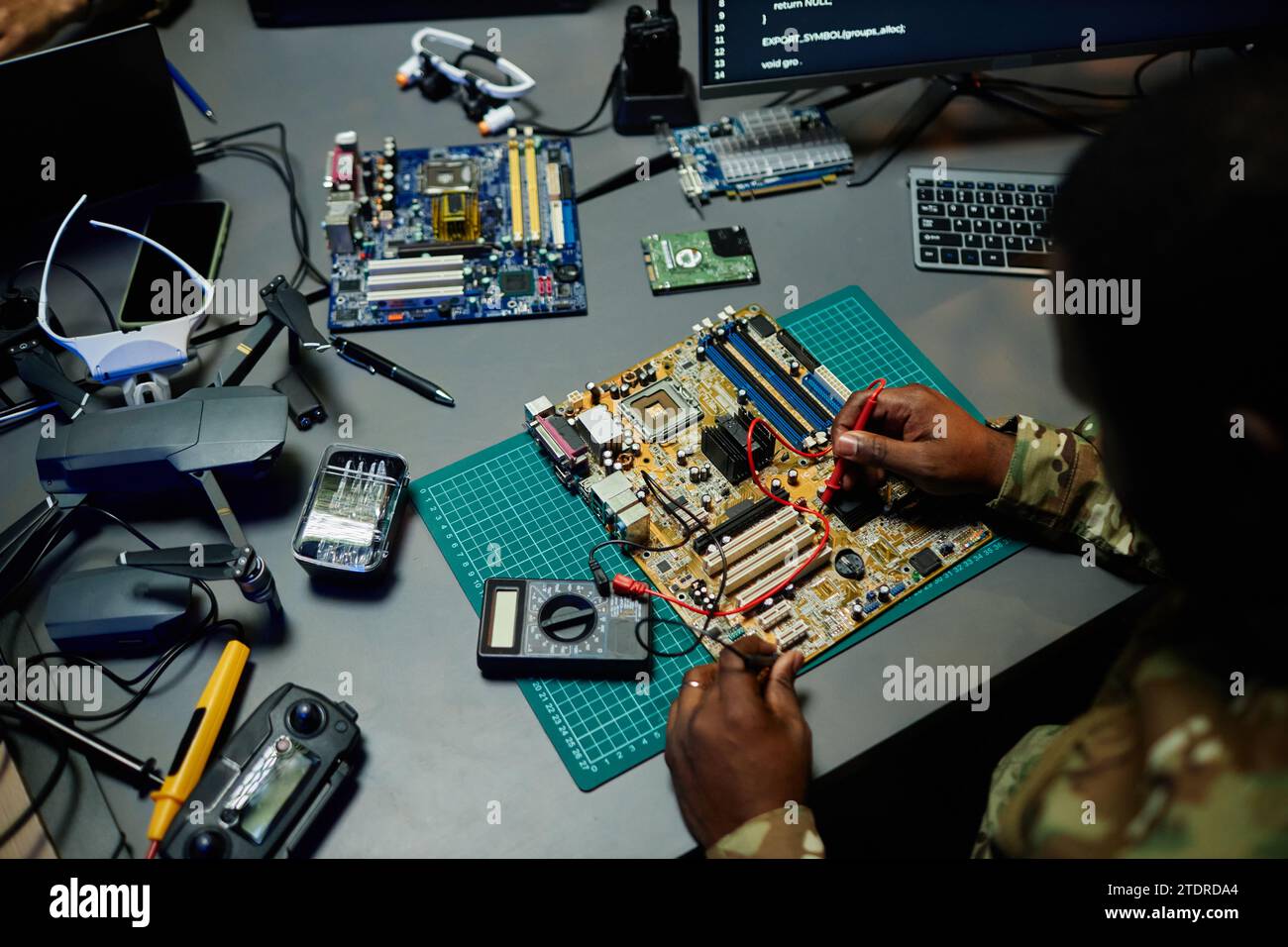 Mains d'un jeune réparateur afro-américain utilisant des brucelles ...