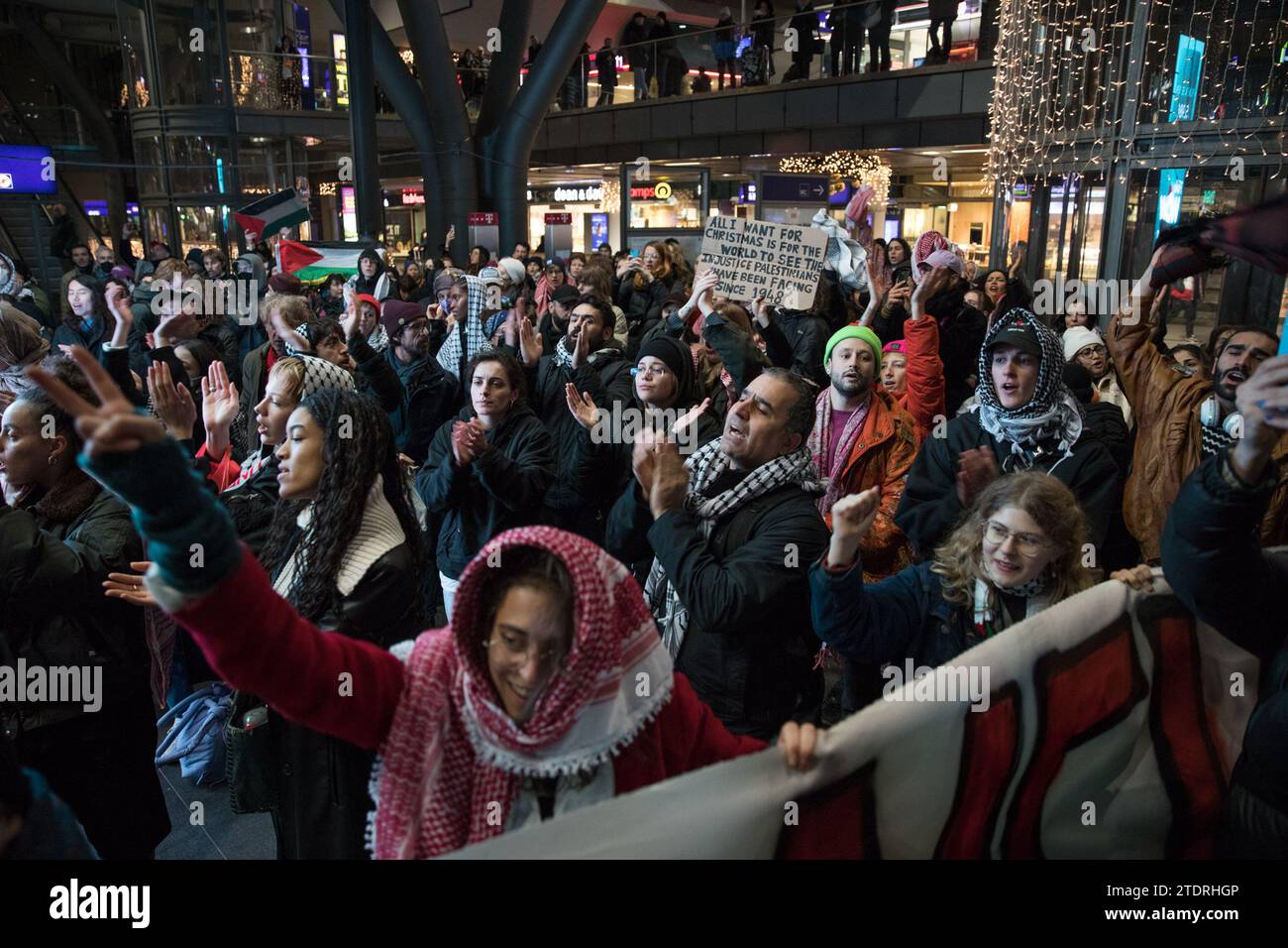 Le 19 décembre 2023, la gare centrale de Berlin a assisté à une ...