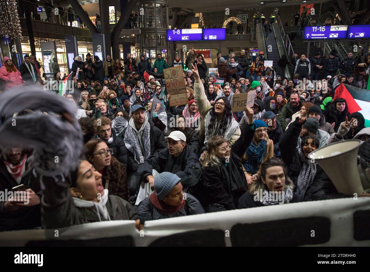 Le 19 décembre 2023, la gare centrale de Berlin a assisté à une ...