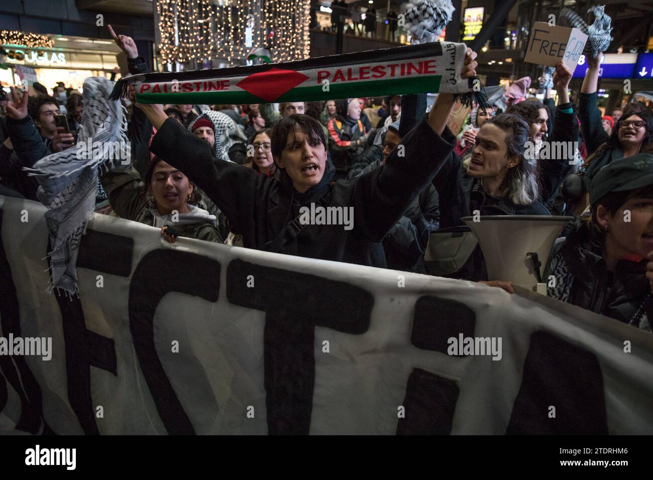 Le 19 décembre 2023, la gare centrale de Berlin a assisté à une ...