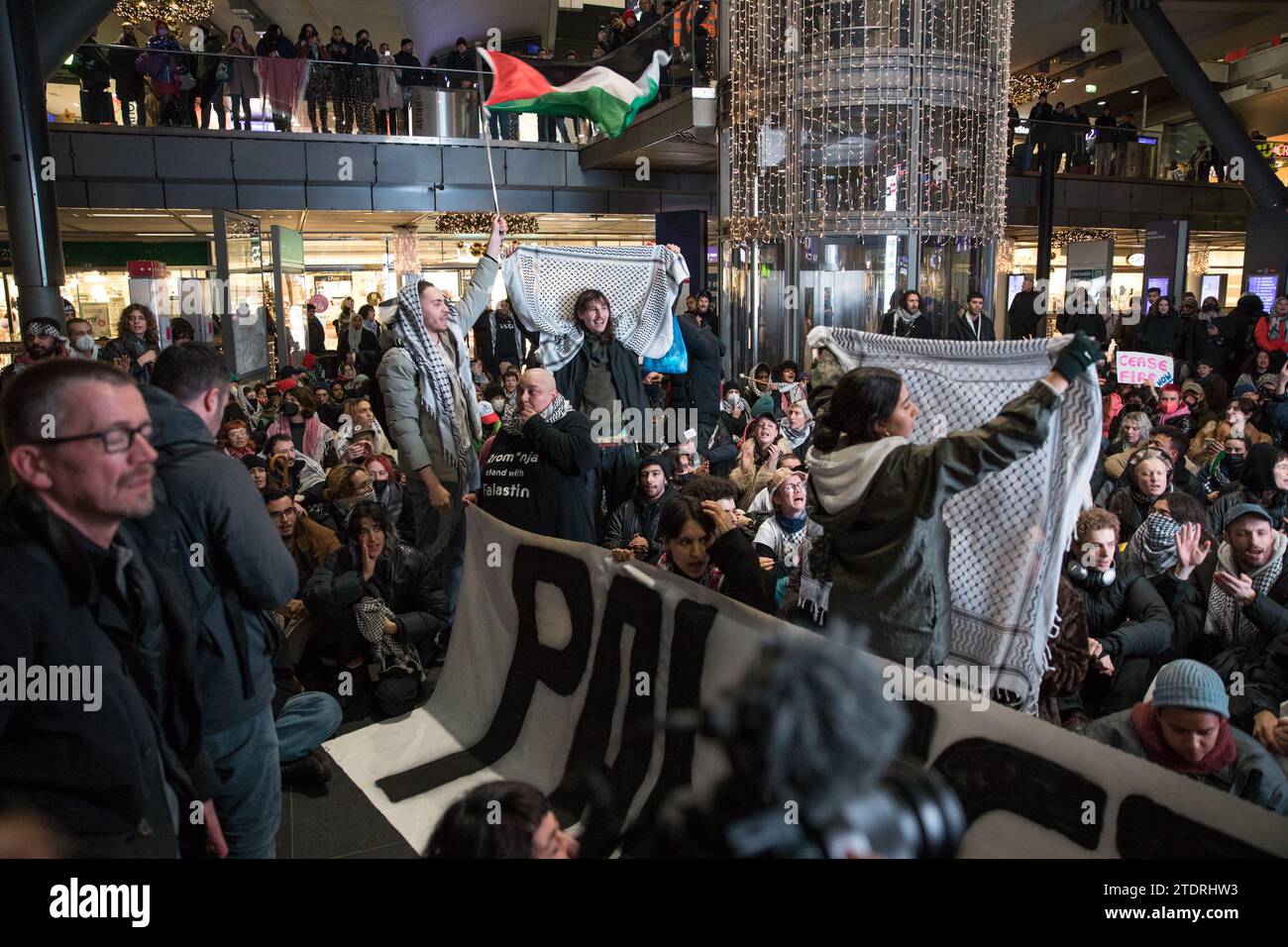 Le 19 décembre 2023, la gare centrale de Berlin a assisté à une ...