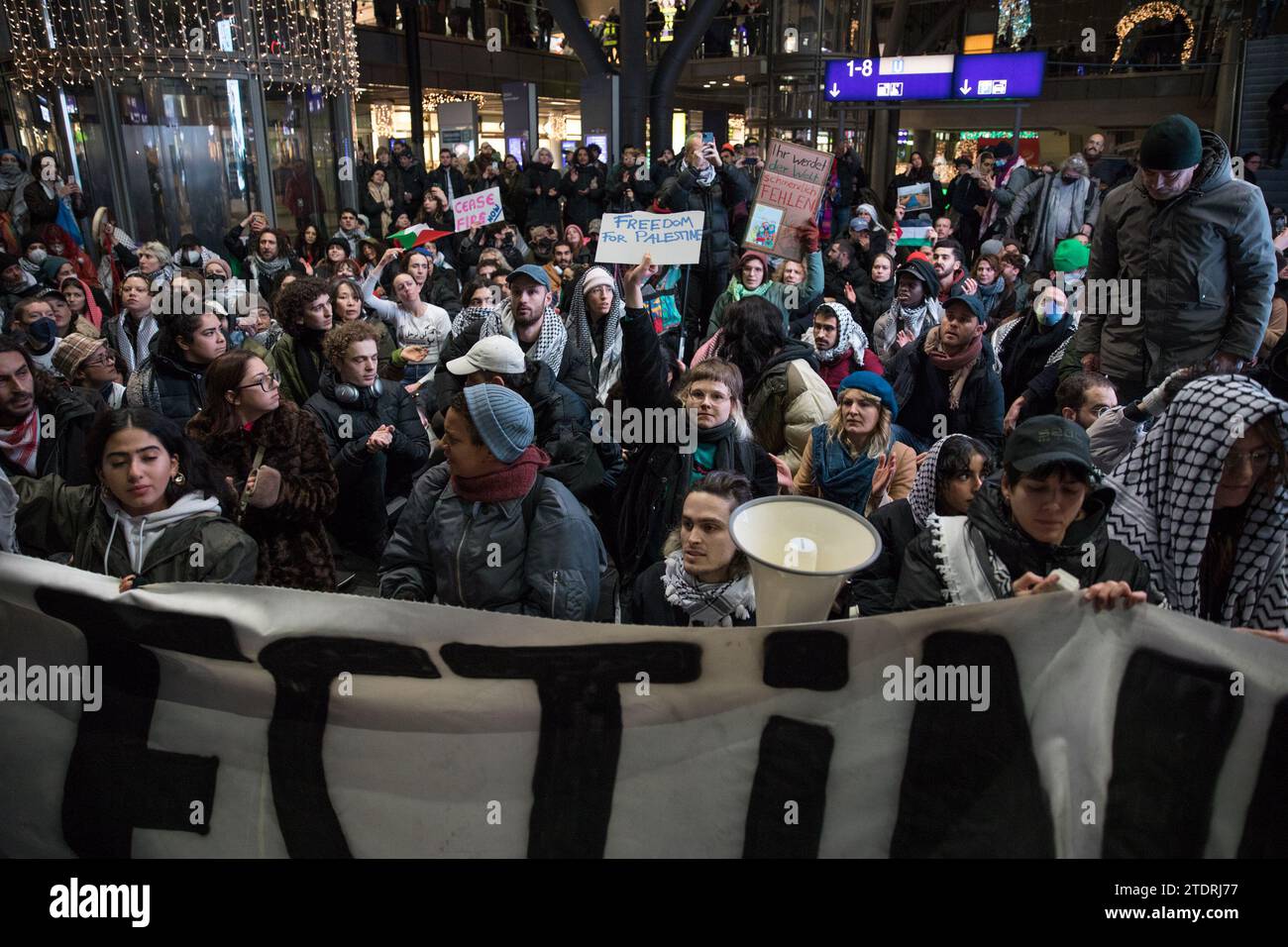 Le 19 décembre 2023, la gare centrale de Berlin a assisté à une ...