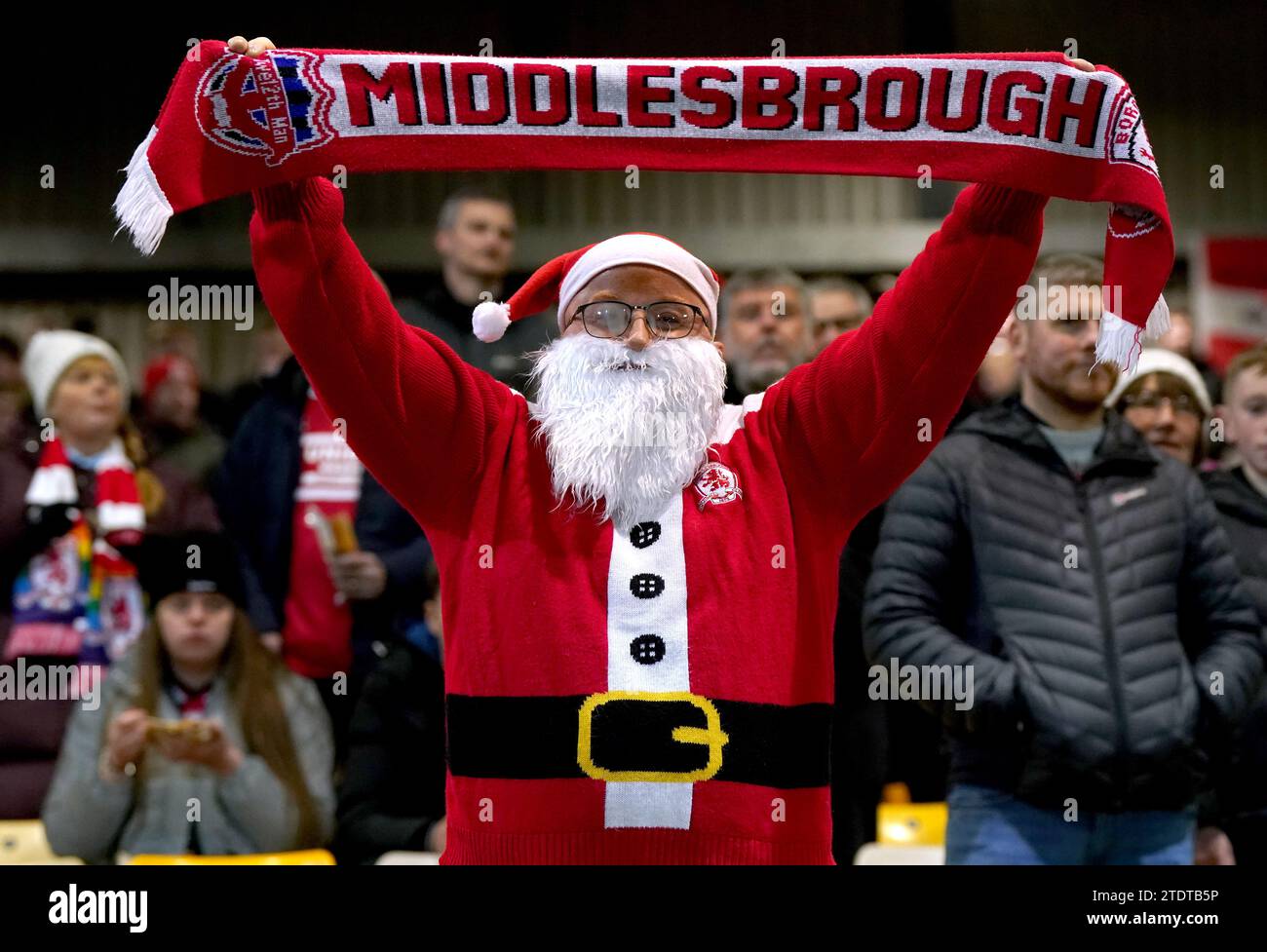 Un fan de Middlesbrough portant un pull festif et une barbe tient une ...