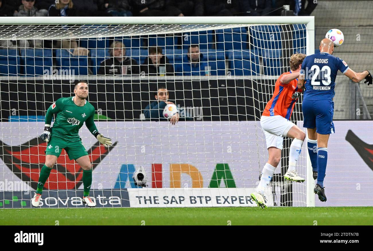 Sinsheim, Deutschland. 19 décembre 2023. Strafraumszene, Torraumszene Kopfballduell Zweikampf ...