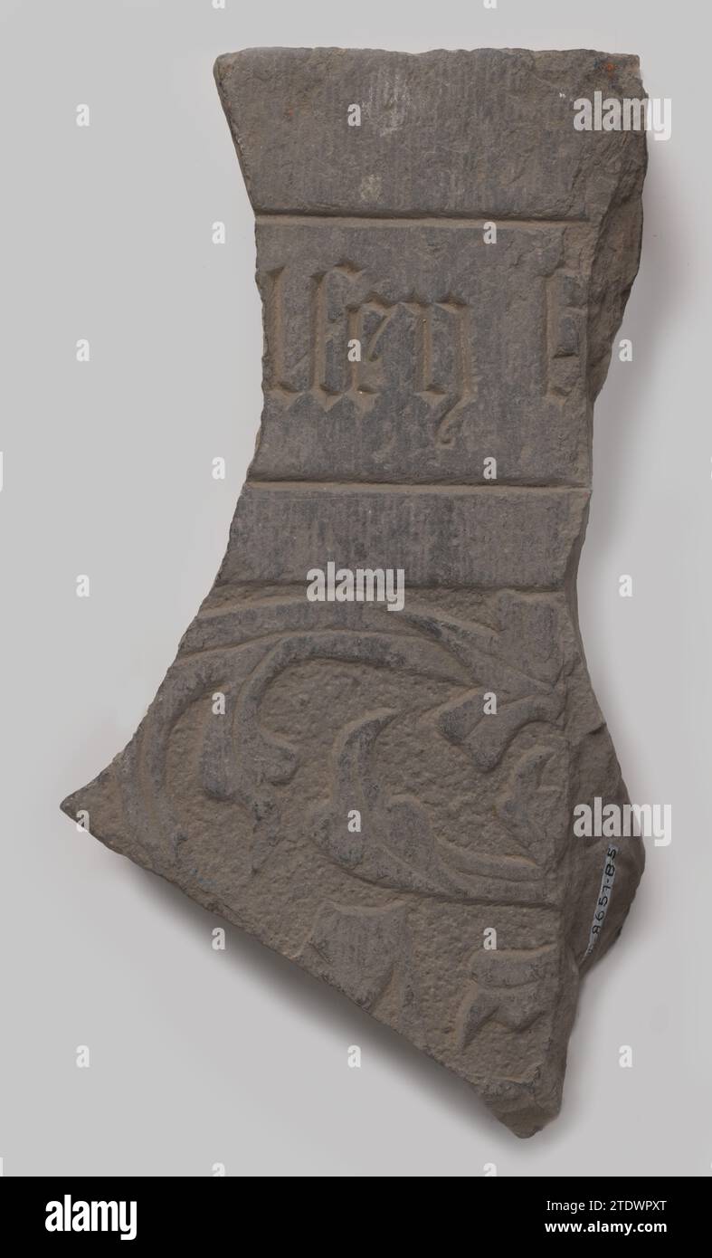 Extrait d'une tombe avec sculpture , 1497 fragment du côté gauche de la ...