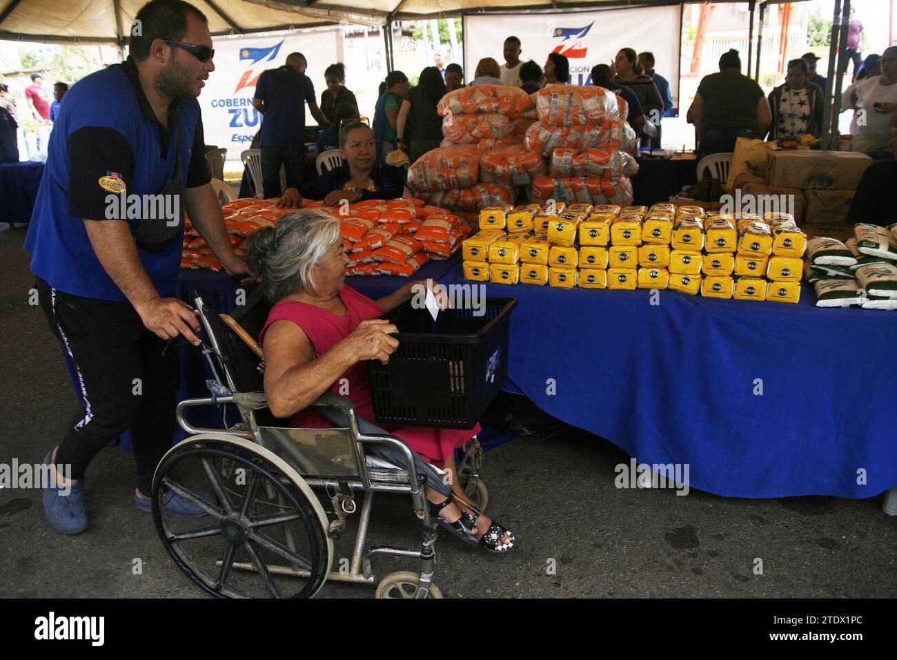 Les Vénézuéliens font la queue pour acheter de la nourriture ce lundi ...