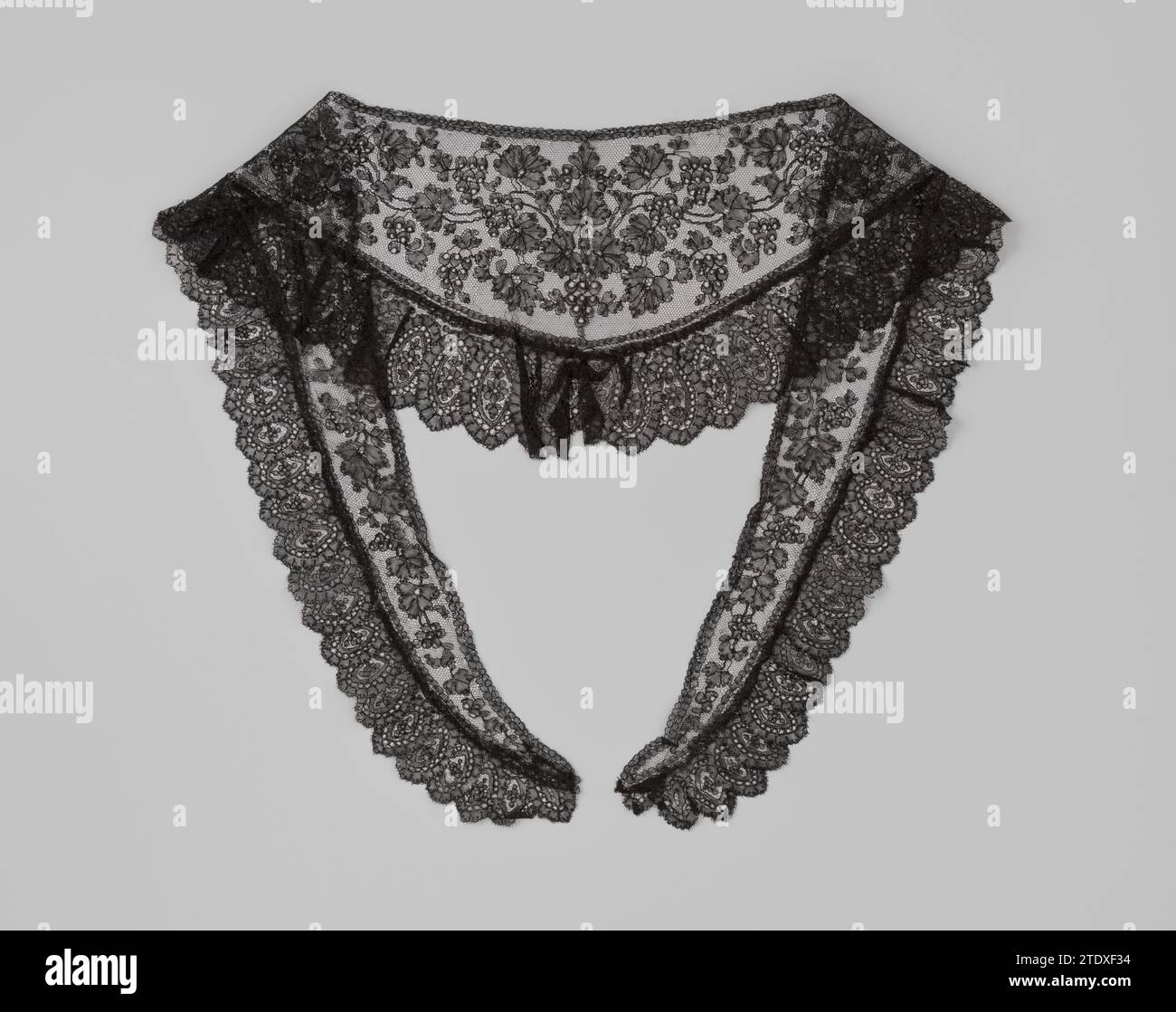 Col écharpe ou canette noire avec grappes de raisin, anonyme, c. 1850 ...