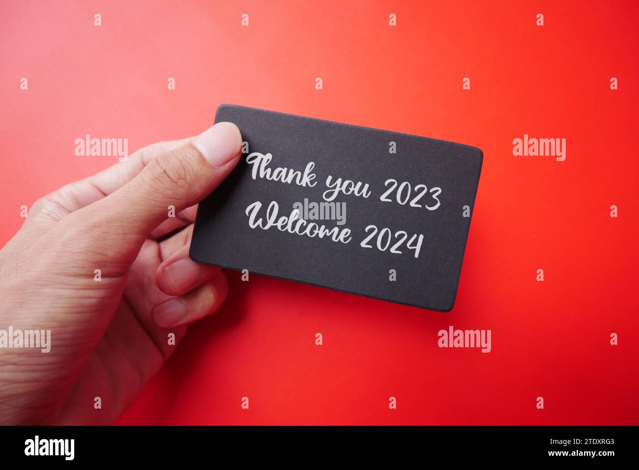 Main tenant un morceau de papier avec les mots Merci 2023. BYE BYE 2023 ...