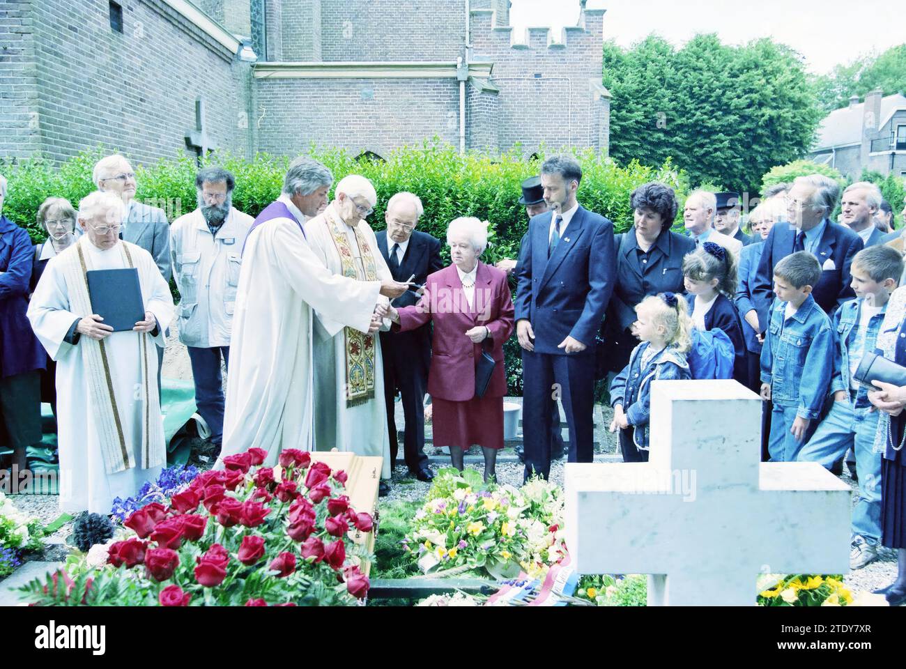 Procession funéraire sur la tombe de W. Helversteijn au cimetière ...