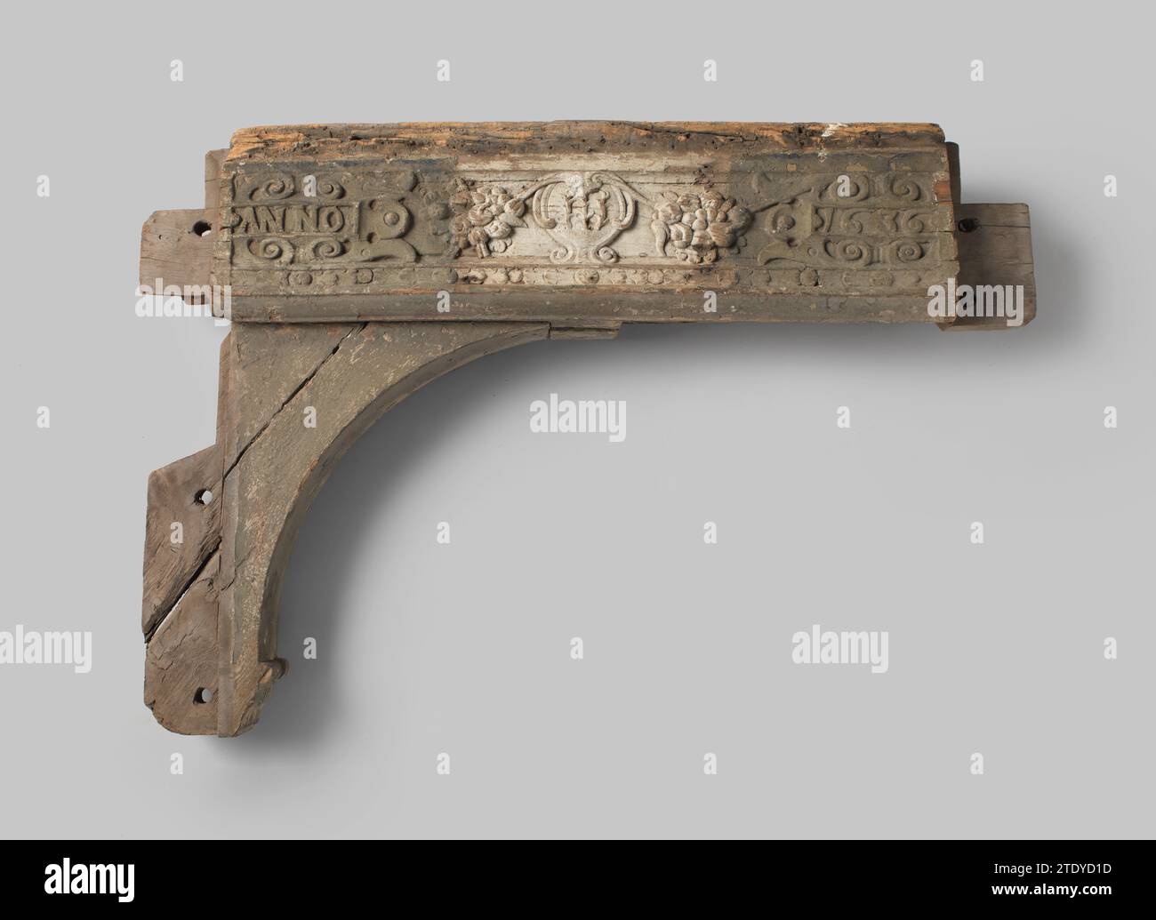 Interieuronderdeel, anonyme, 1636 Arc de porte demi-circulaire en chêne ...