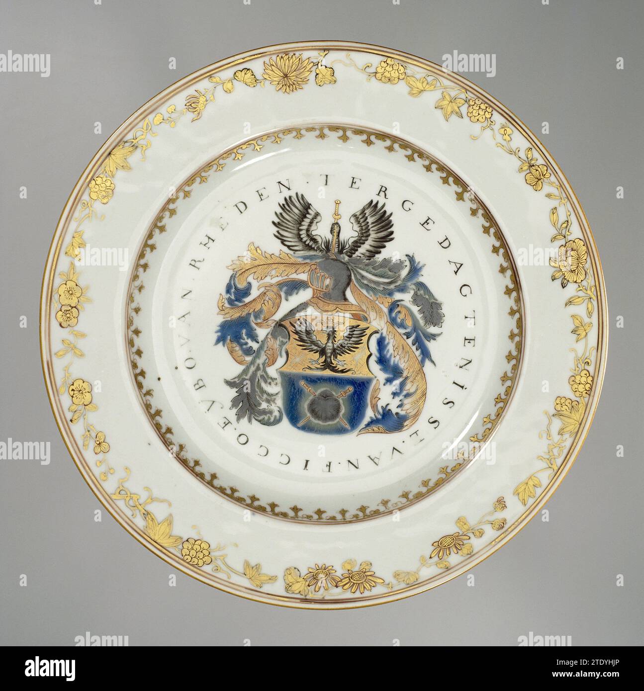 Assiette aux armoiries de la famille Van Rheden, anonyme, c. 1751 ...