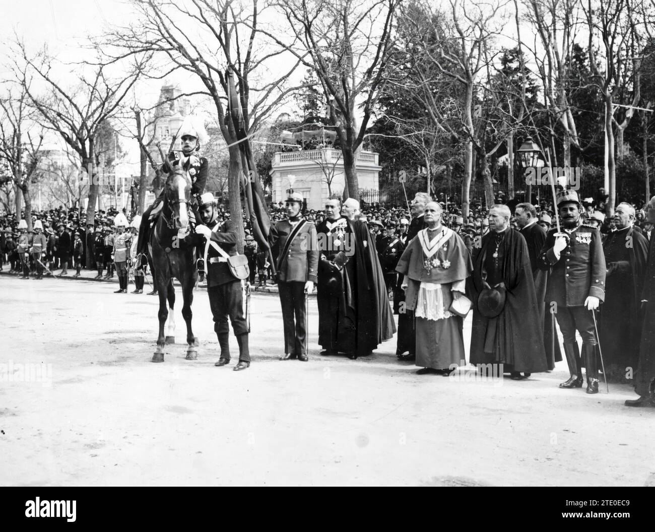 03/31/1915. Le serment du drapeau à Madrid. L'évêque de Sion (I) et le ...