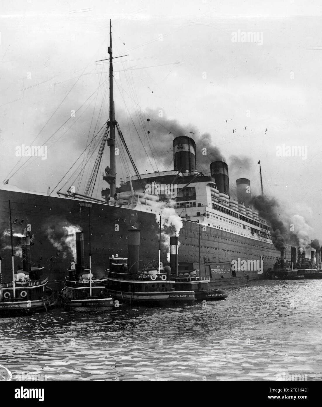 12/31/1923. Dans le port de New York. Le gigantesque Ocean Liner ...