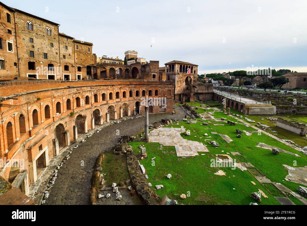 Grand hémicycle et ruines du Forum de Trajan dans le marché de Trajan ...