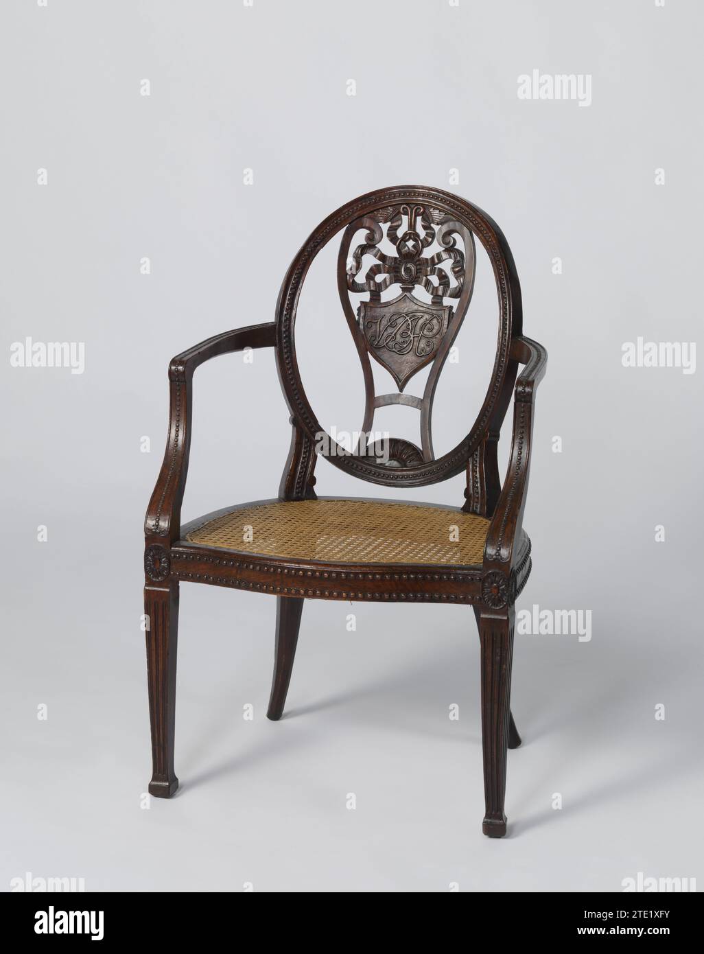 Fauteuil, c. 1795 fauteuil avec un dossier incurvé ovale et un siège de ...