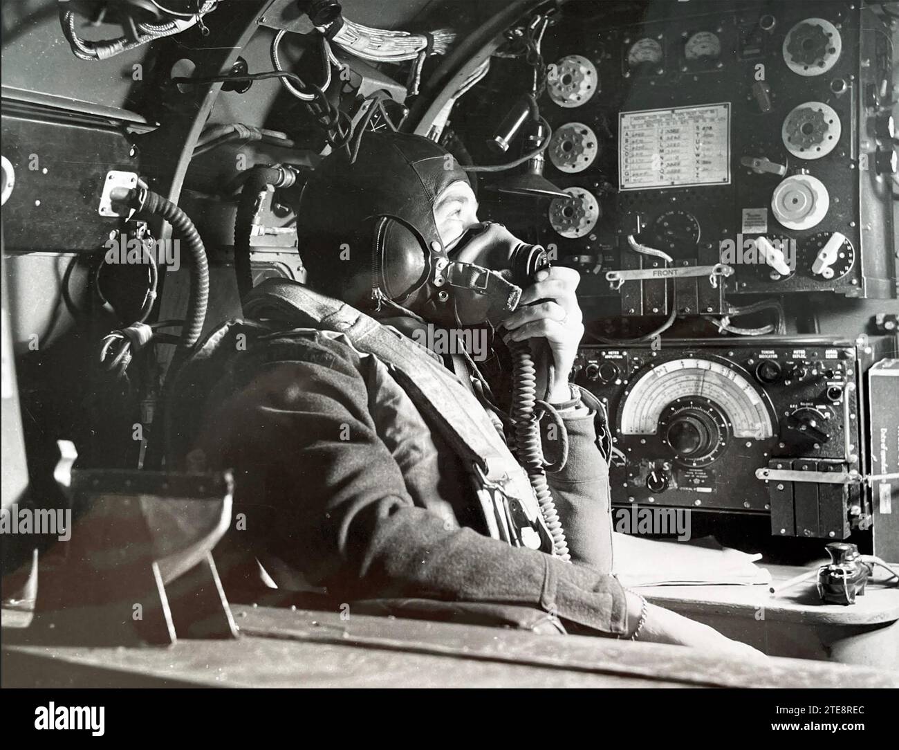 OPÉRATEUR RADIO de la RAF sur un bombardier Lancaster vers 1943. Devant ...