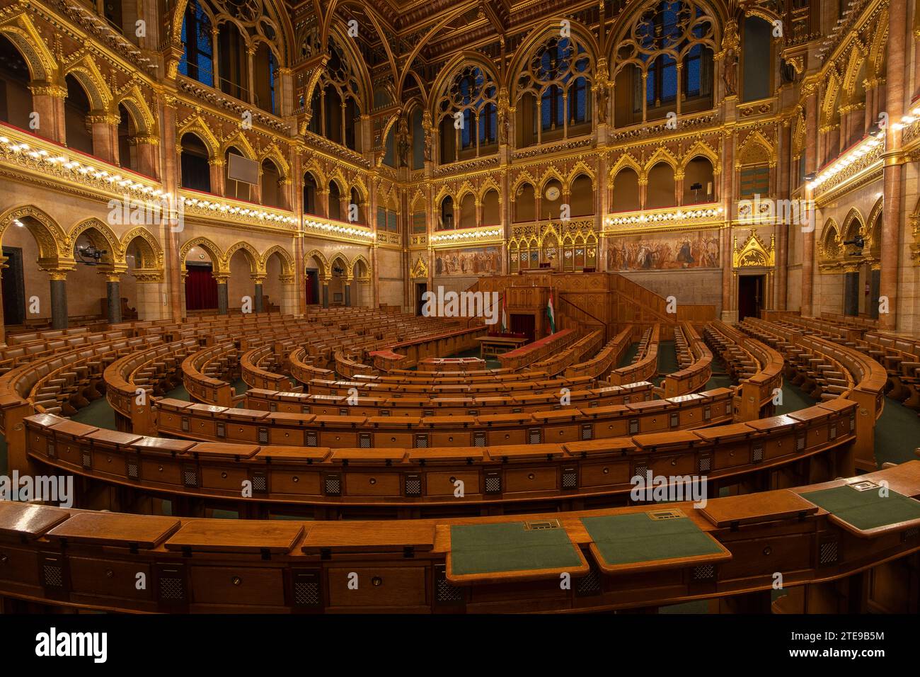 Budapest, Hongrie - 9 décembre 2023 : vue intérieure du Parlement ...