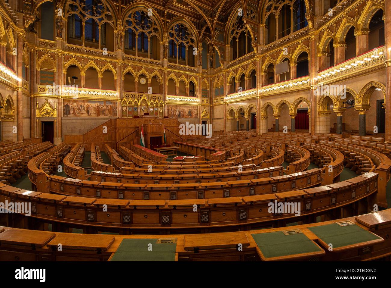 Budapest, Hongrie - 9 décembre 2023 : vue intérieure du Parlement ...