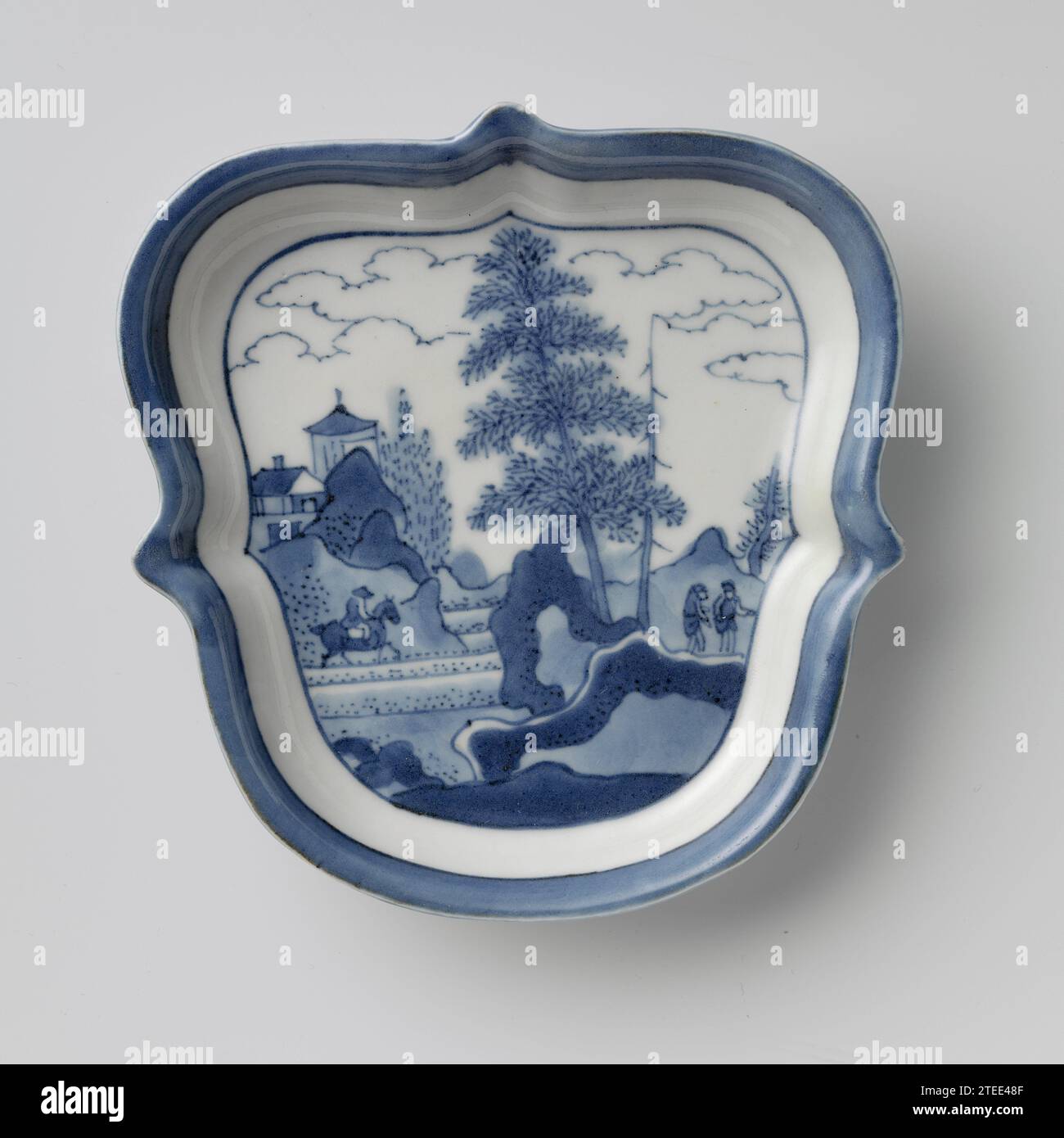 Soucoupe avec des figures dans un paysage avec des arbres, des rochers ...