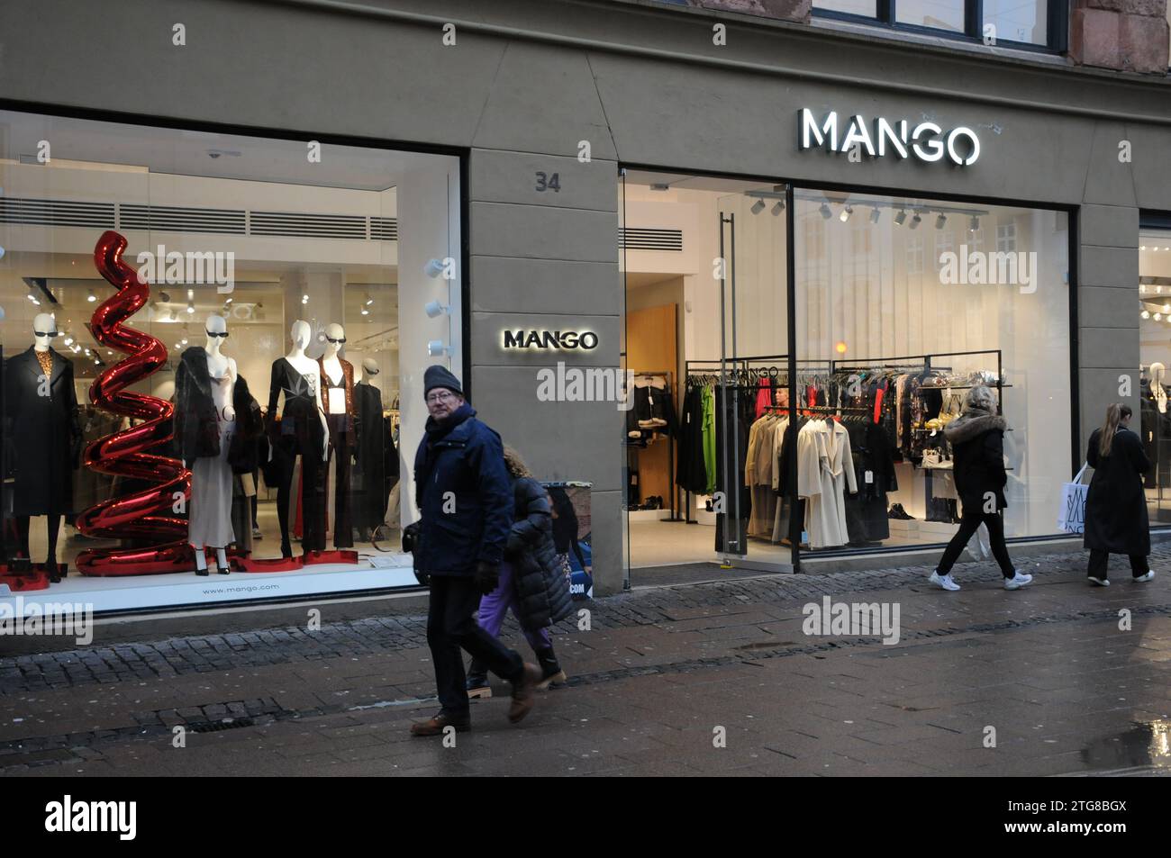 Copenhague, Danemark /20 décembre 2023/magasin Mango sur la rue ...
