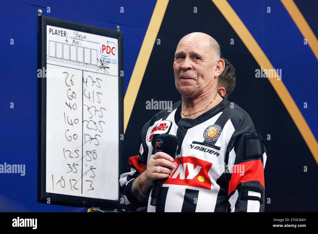 Darts Caller Russ Bray / The Voice BEI der World Darts Gala 2023 in der ...