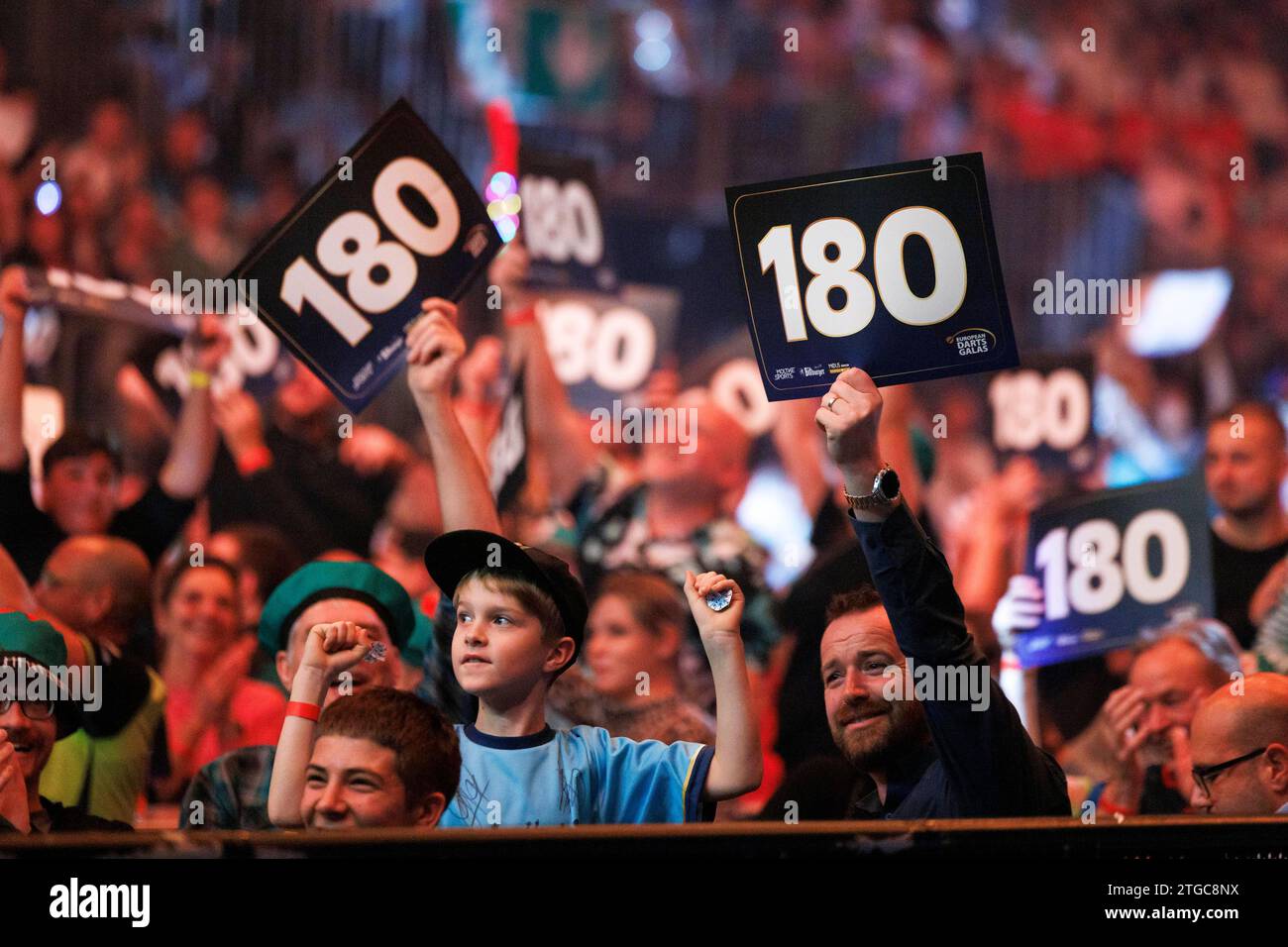Darts-fans mit Schildern mit der Zahl 180 BEI der World Darts Gala 2023 ...