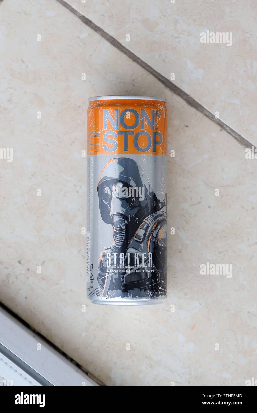 KIEV, UKRAINE - 31 OCTOBRE 2023 boisson énergétique non Stop avec ...