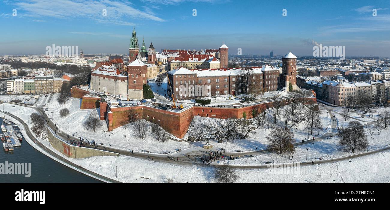 Cracovie, Pologne. Cathédrale royale du Wawel et château couvert de ...
