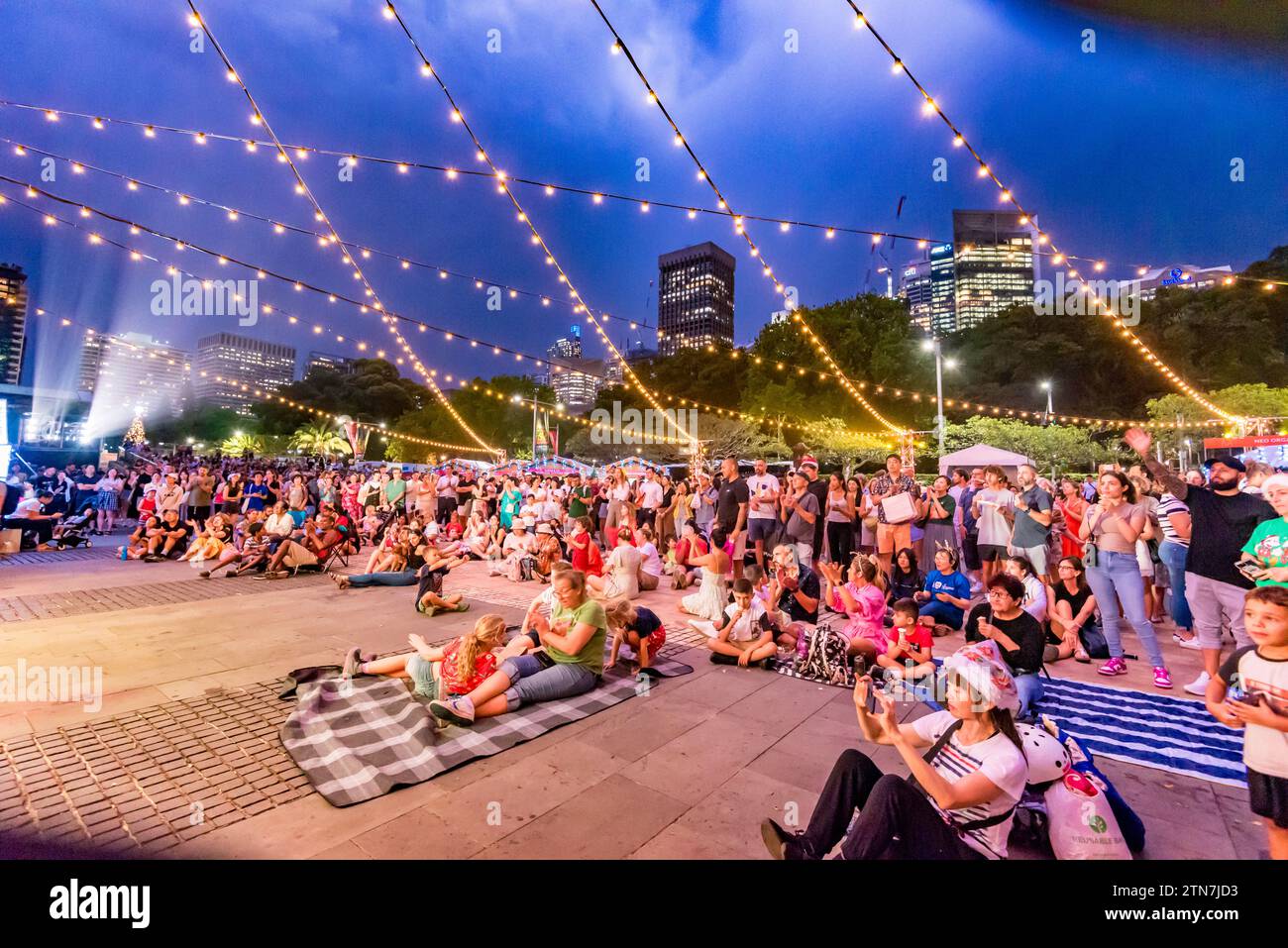 Foules appréciant la saxophoniste et chanteuse de jazz Leah Berry avec ...
