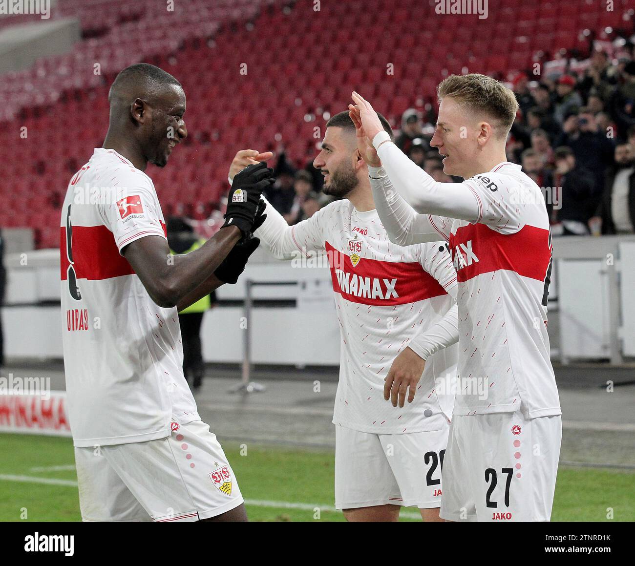 Torjubel 3:0 Stuttgart, V.li. Serhou Guirassy (VfB), Deniz Undav (VfB), Torschütze Chris Führich ...