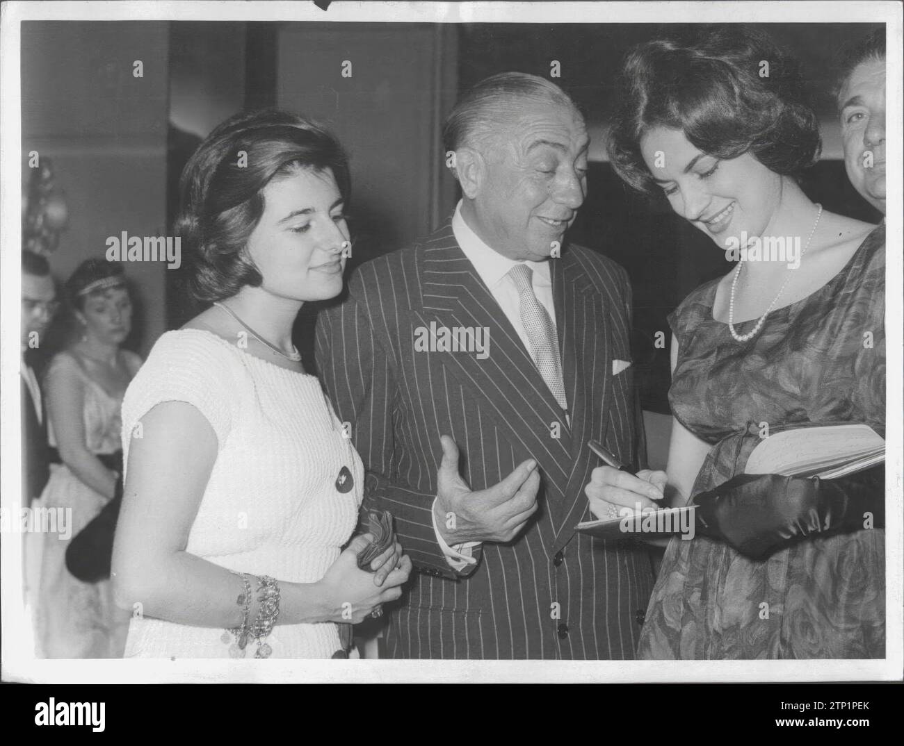 12/31/1958. Marisa Prado signe un autographe pour la nièce de Pedro ...