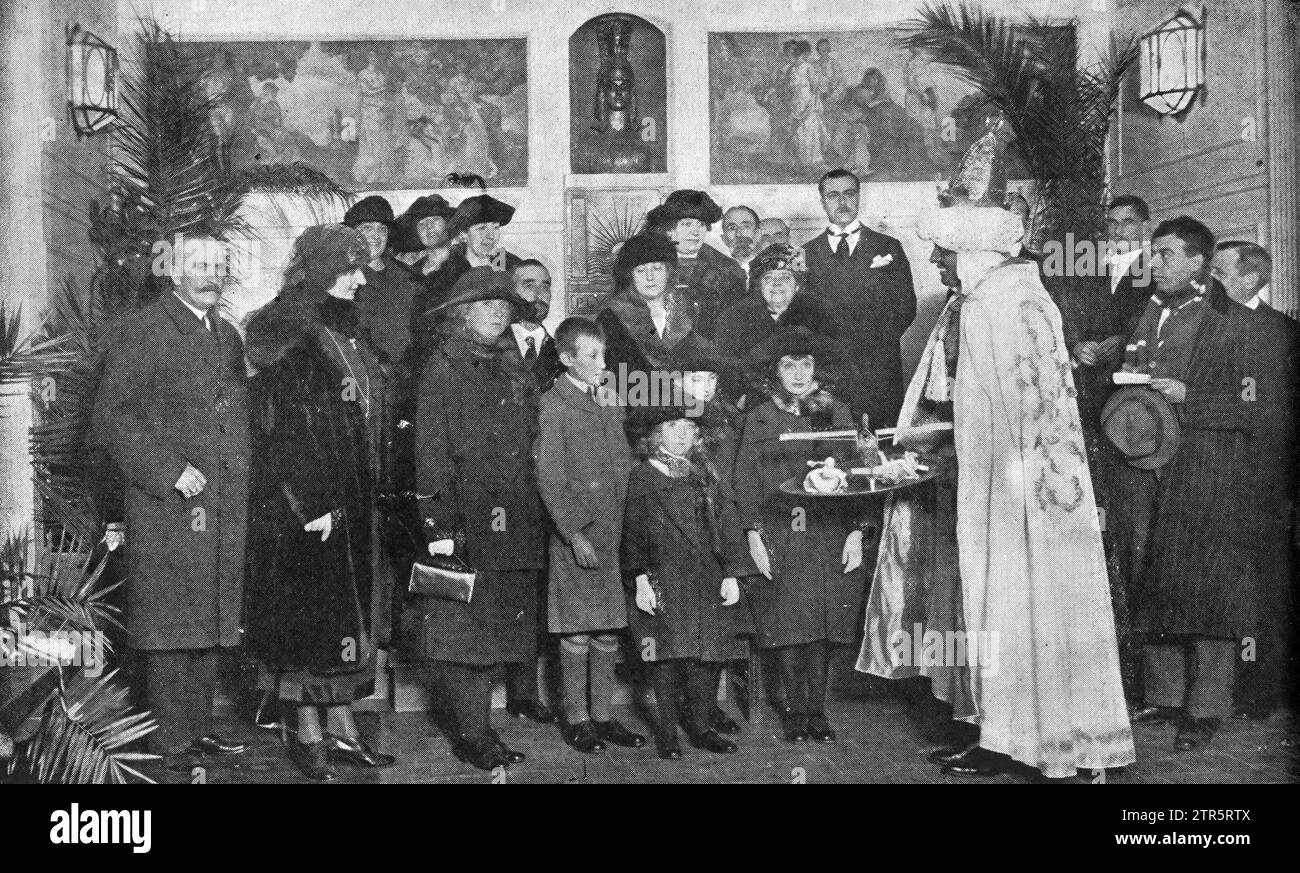 1922 : le roi Baltasar avec les enfants. Cette image vaut également la ...