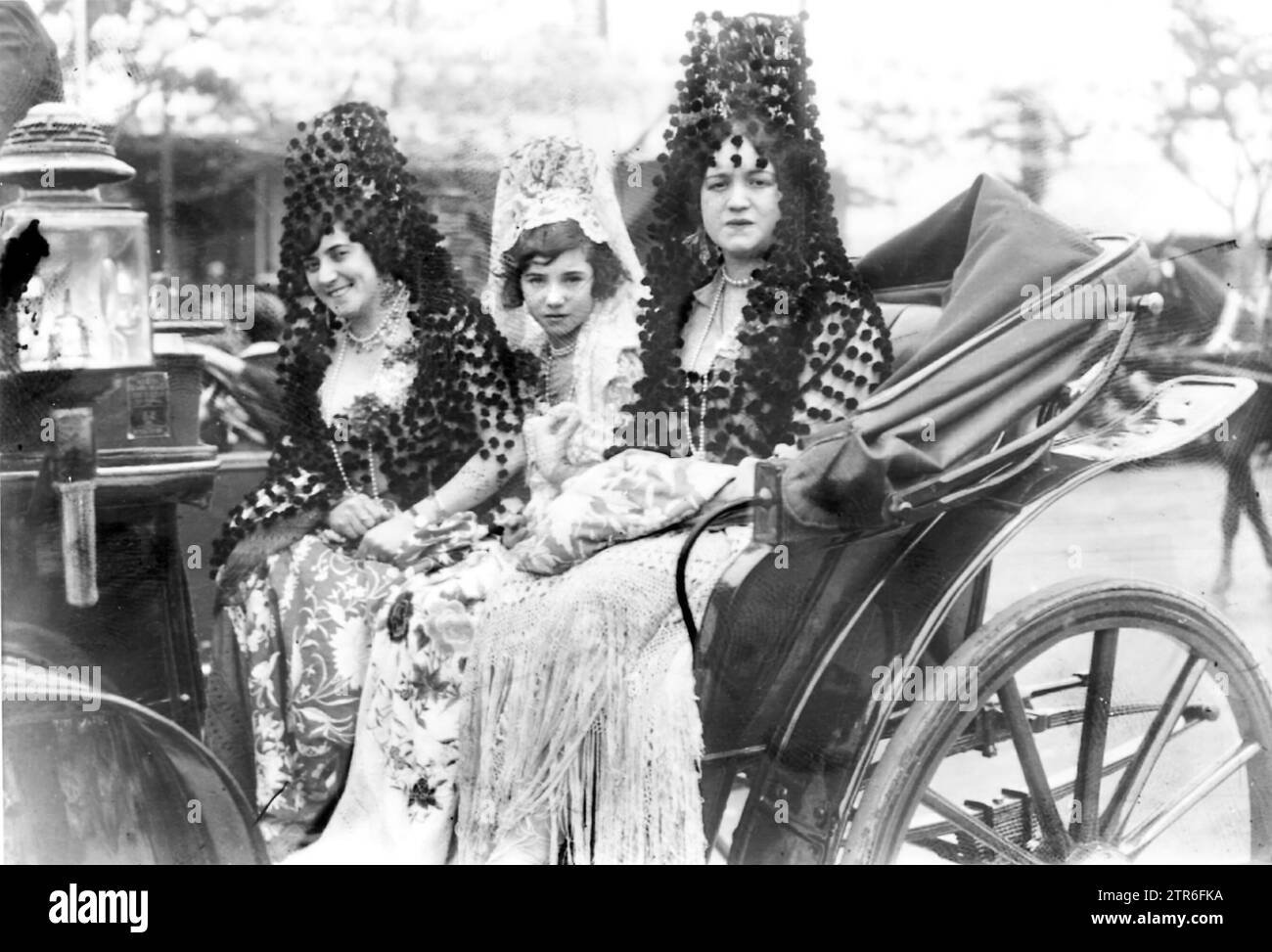 Séville. 1920 (CA.) Deux jeunes femmes montent dans une calèche ...