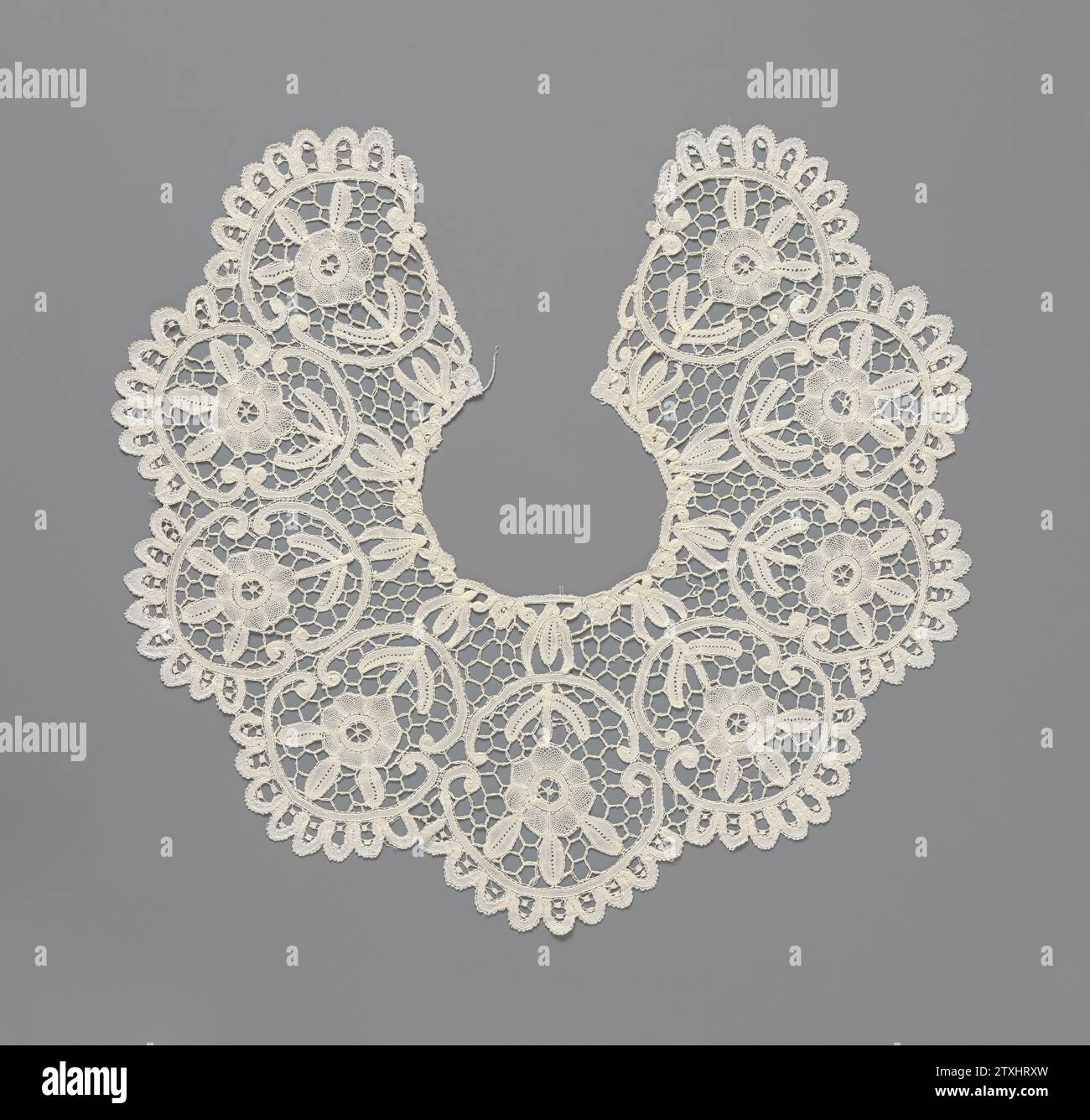 Col latéral avec des roses suspendues en sculptures semi-circulaires ...