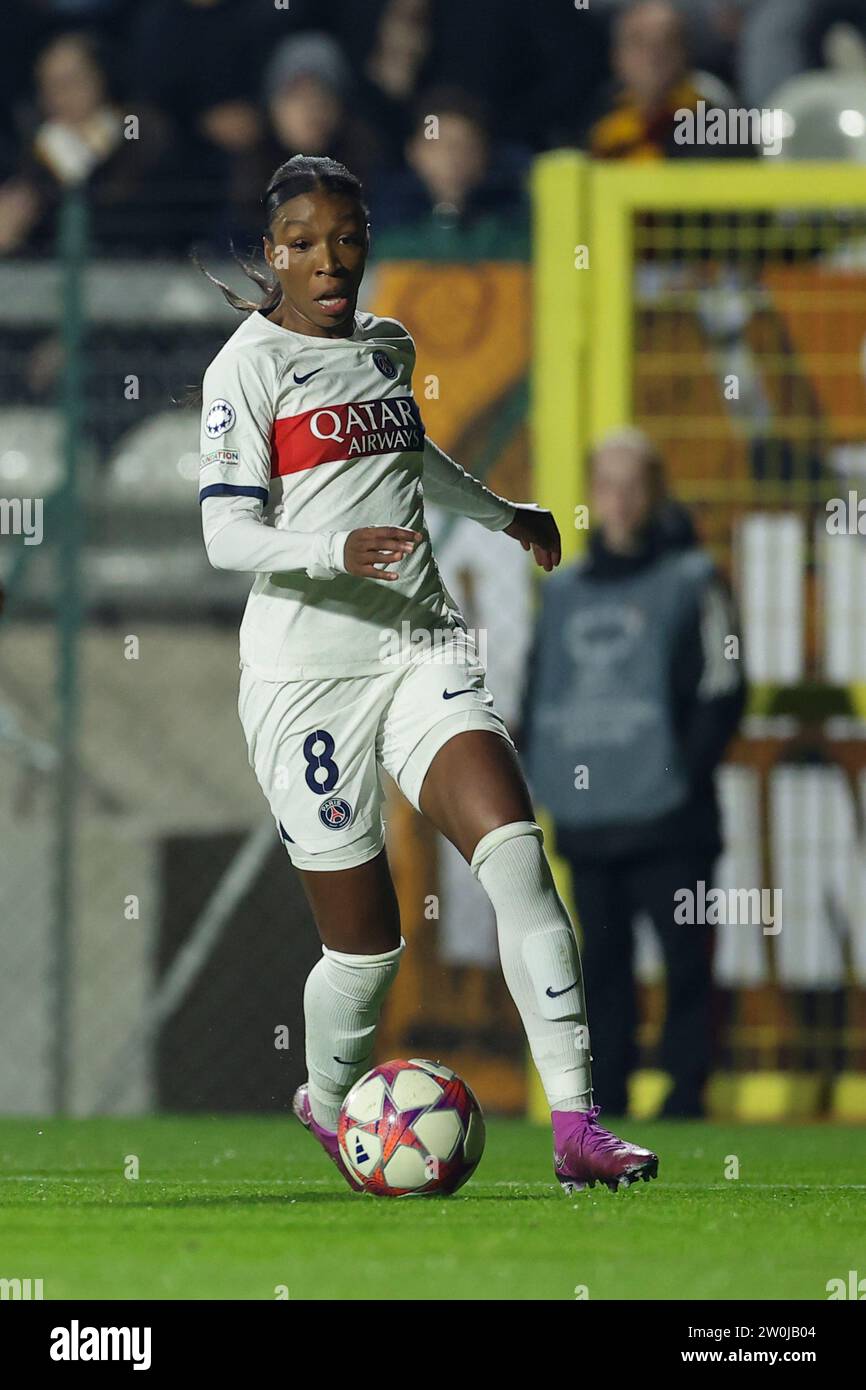 Grace Geyoro, du Paris Saint-Germain, contrôle le ballon lors du match ...