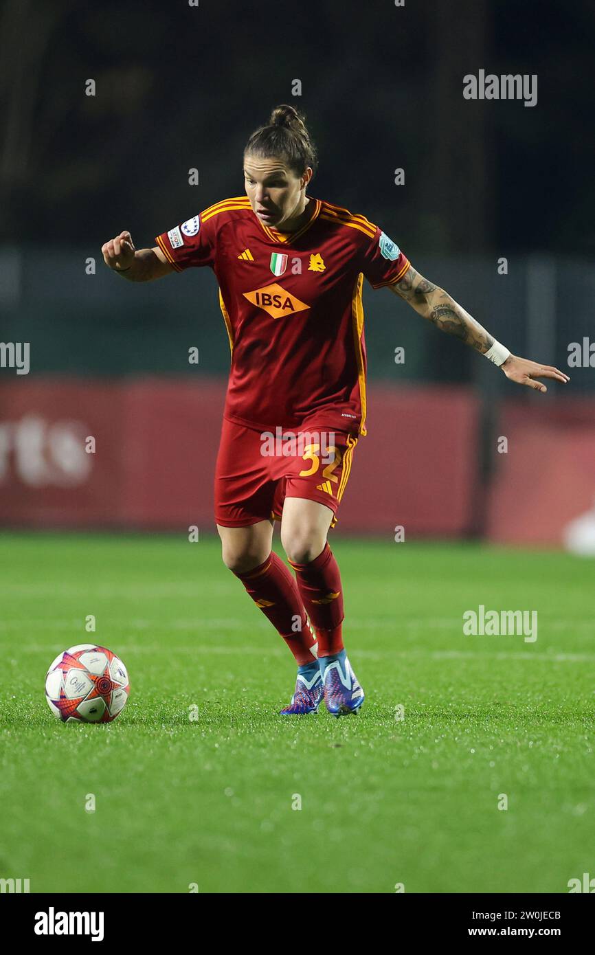 Elena Linari, de Roma, contrôle le ballon lors du match du groupe C de ...