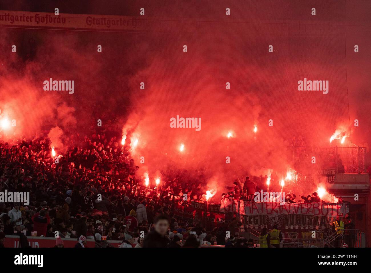 Stuttgart, Deutschland. 20 décembre 2023. Pyrotechnik, Bengalo ...