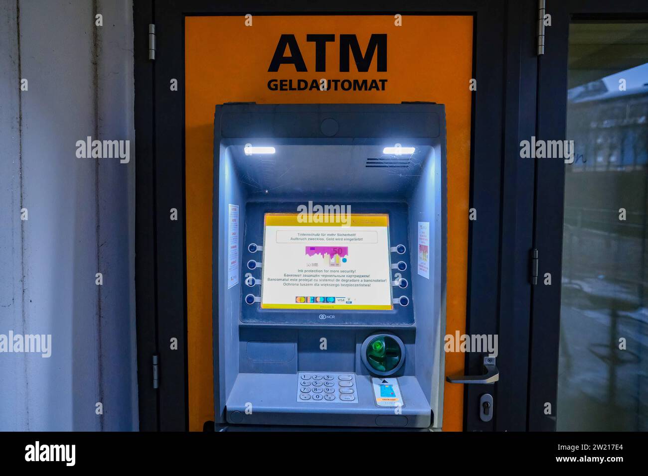 Düsseldorf 21.12.2023 Bargeld Bargeldautomaten ATM EC-Karte monnaie électronique Geldautomat ...