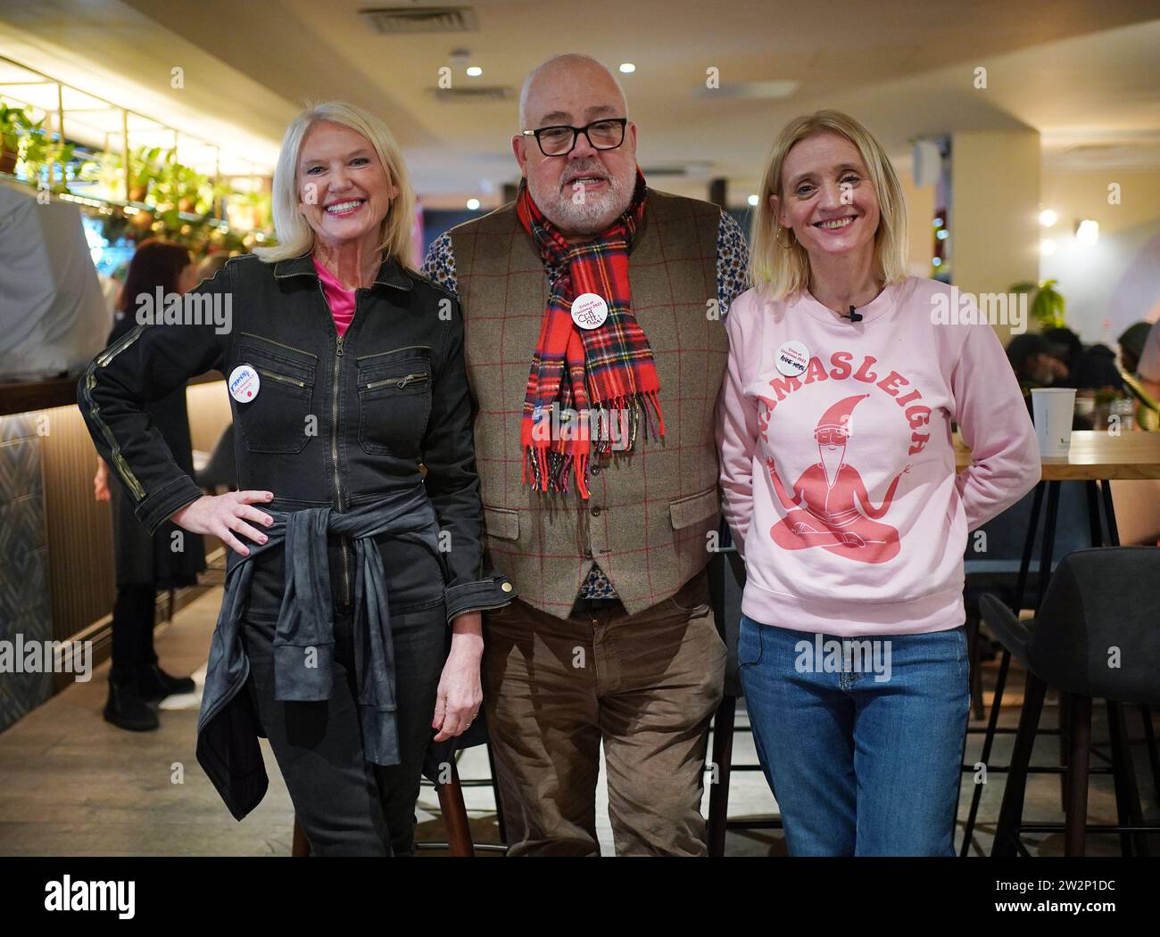 (De gauche à droite) Anneka Rice, Cliff Parisi et Anne-Marie Duff se ...