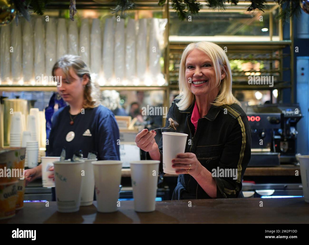 Anneka Rice rejoint des bénévoles dans un hôtel du centre de Londres ...