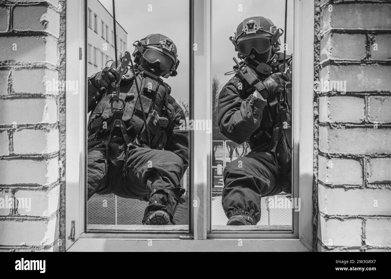 Un groupe de combattants des forces spéciales prennent d'assaut le ...