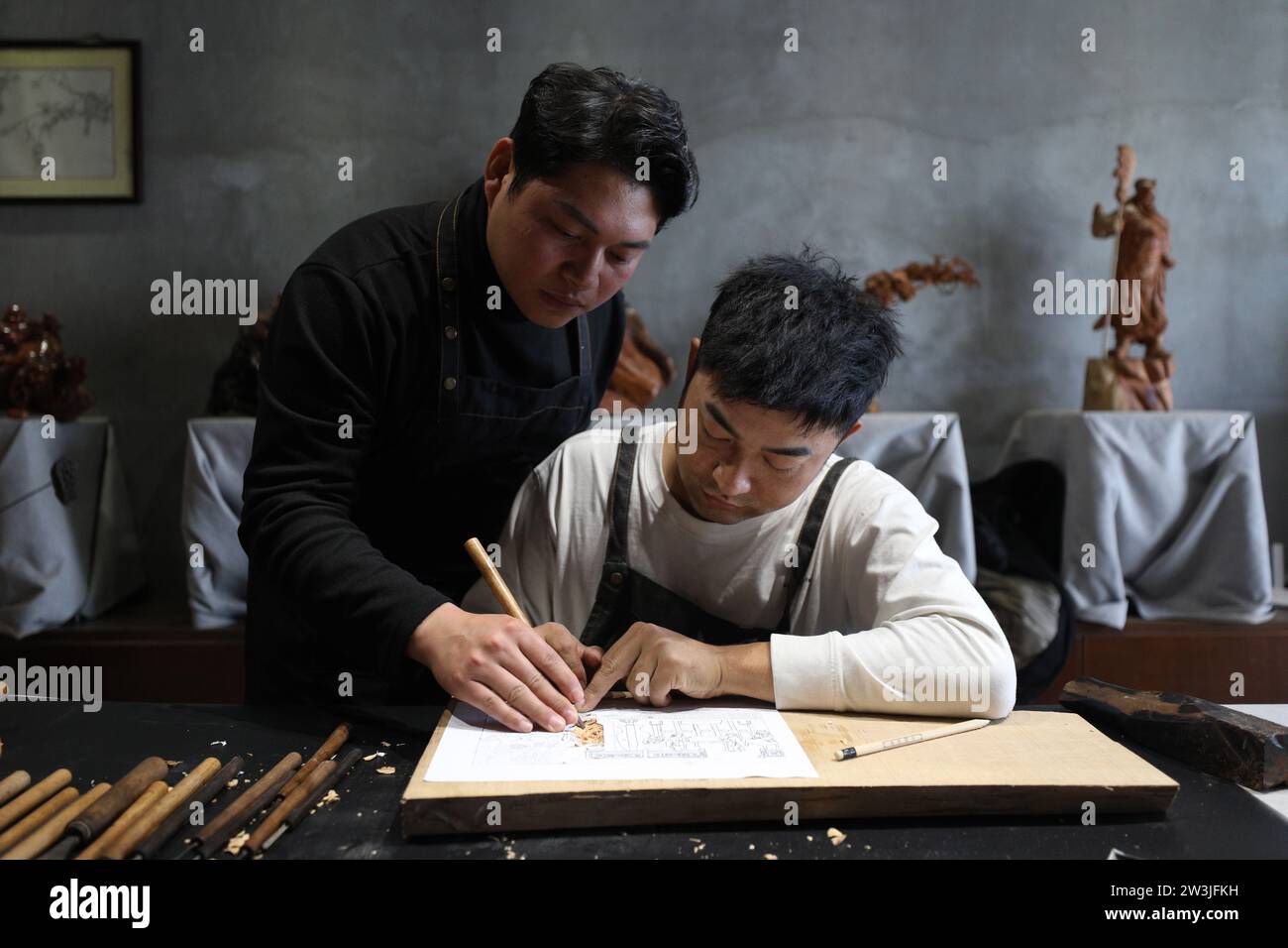 (231221) -- SHEXIAN, 21 décembre 2023 (Xinhua) -- Tang Shuhui (à gauche ...