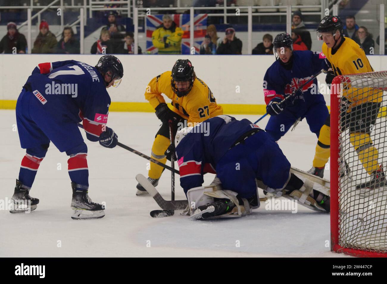 Dumfries, 12 décembre 2023. Archie Hazeldine et le netminder Benjamin ...