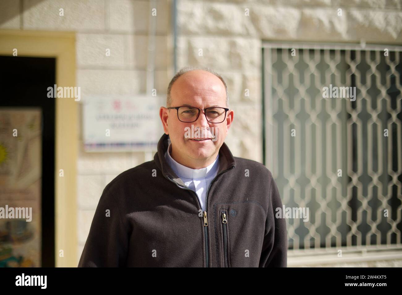 Prêtre italien, père Mario après une première période en Palestine, en ...