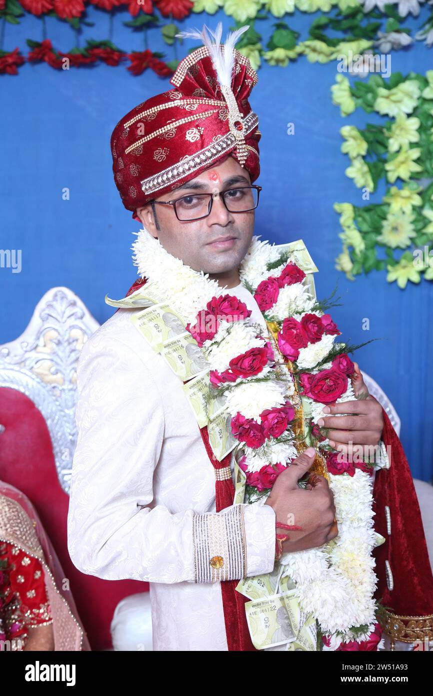 Marié indien en robe traditionnelle avec sehra, marié indien en mariage ...