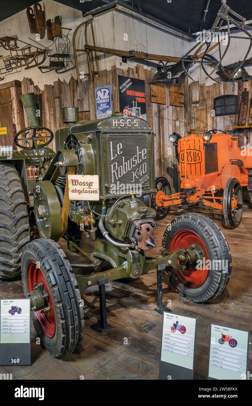 Le robuste traktor Banque de photographies et d’images à haute ...